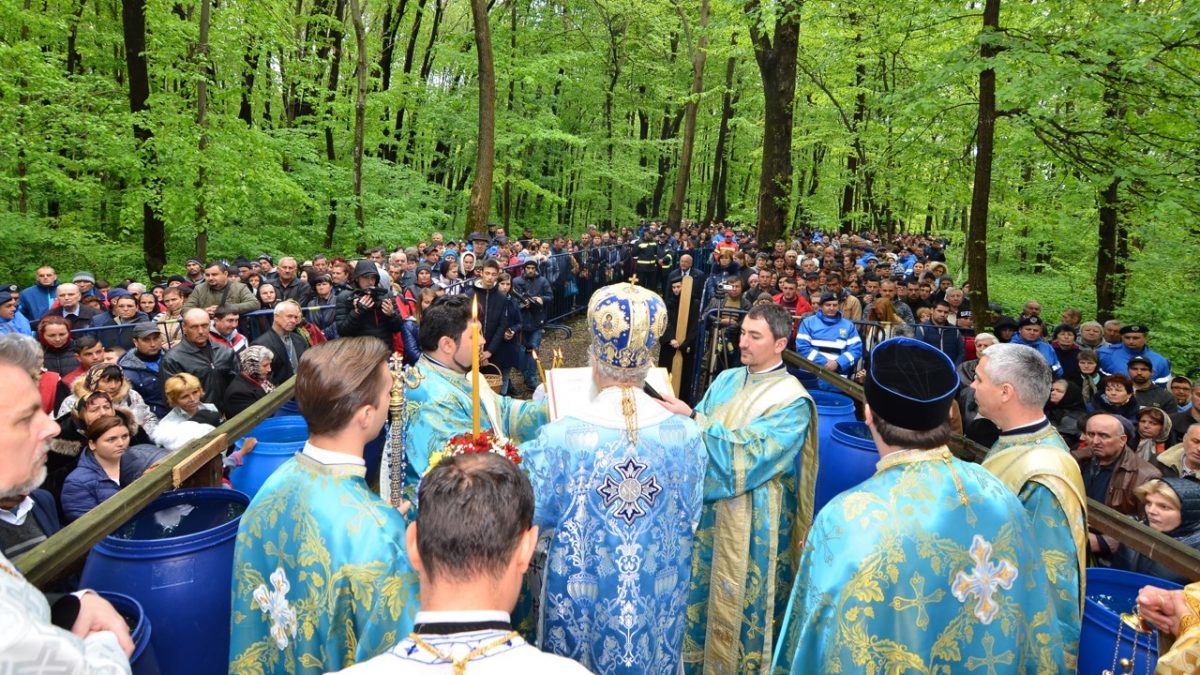 Mănăstirea Nucet, loc de pelerinaj de Izvorul Tămăduirii